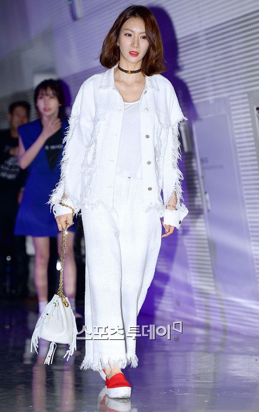 [美圖] 150325 廷娥 & Raina @首爾時裝周2015FW - 看板AfterSchool - PTT網頁版