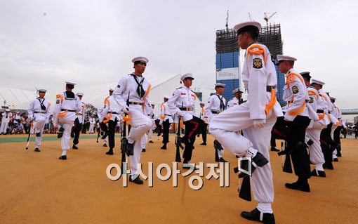 [포토] 멋진 총검술 시범 보이는 군 의장대 - 아시아경제