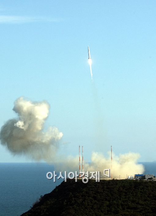 [포토]첫 우주발사체 나로호 발사 성공 - 아시아경제