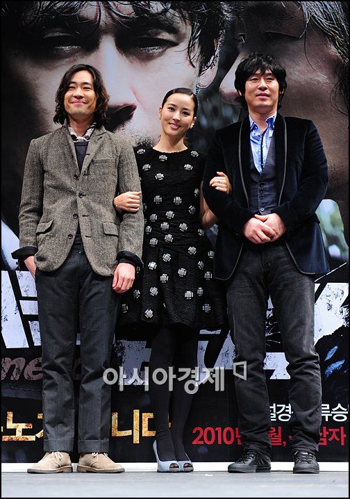 [PHOTO] "No Mercy" cast poses at press conference - 아시아경제