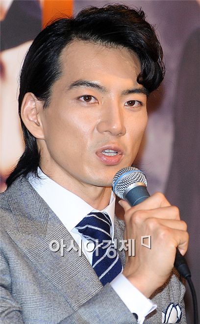 [PHOTO] Song Il-kook attends "God" press conference - 아시아경제