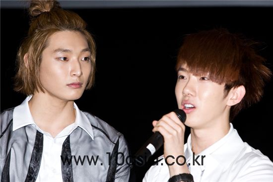 [PHOTO] 2AM members attend song showcase - 아시아경제