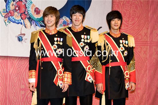 [PHOTO] Musical "Goong" male cast pose at press conference - 아시아경제