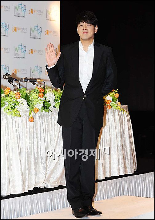[PHOTO] Ryu Si-won waves at wedding announcement presser - 아시아경제