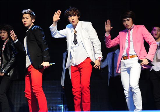 [PHOTO] ZE:A dances at showcase - 아시아경제