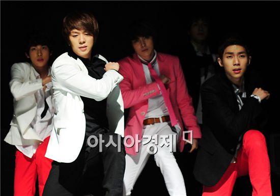 [PHOTO] ZE:A dances at showcase - 아시아경제
