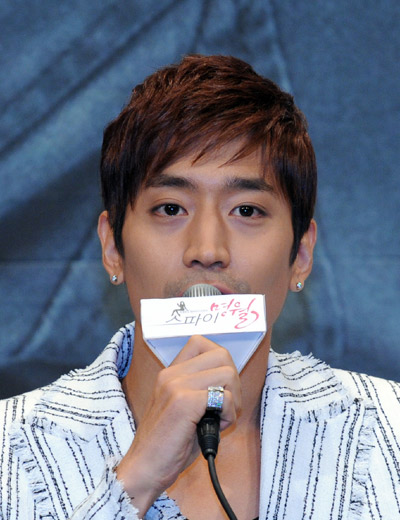 Return as Hallyu star is no easy comeback for Shinhwa's Eric - 아시아경제