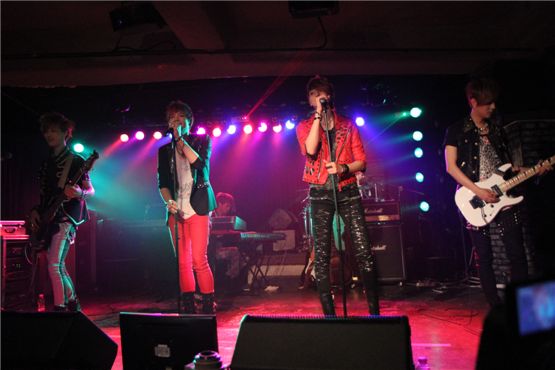 LEDApple shows true colors and rocks out at 1st concert - 아시아경제