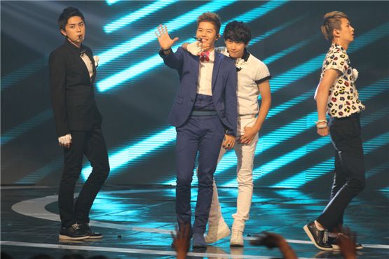 [PHOTO] Choshinsung, ZE:A perform in front of fans at Mnet's music show ...