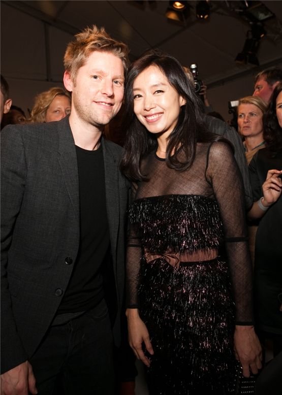 [PHOTO] Jeon Do-youn Stuns with Light Make-up at Burberry Fashion Show ...