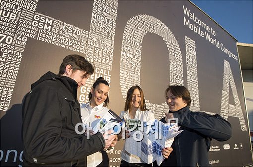 [포토]SKT, MWC 2013에서 세계 최초 LTE-A 기술 시연 - 아시아경제