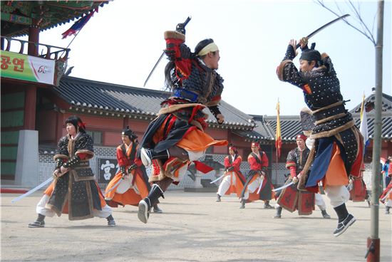 [One Day Ten Thousand Steps, One Day Thousand Characters] The Old Road ...