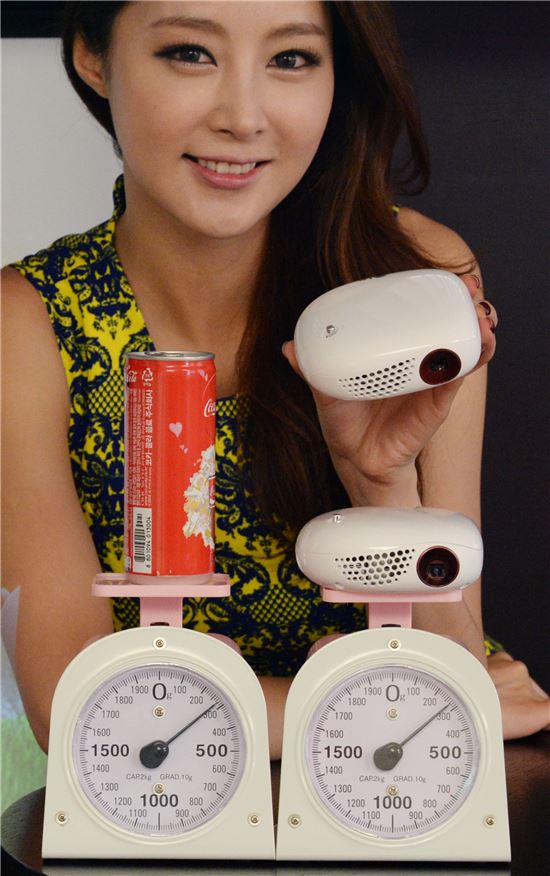 LG전자, 270g '초경량 미니빔' 출시…'콜라 한 캔 무게' - 아시아경제