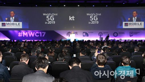 [포토]MWC2017에서 기조연설하는 황창규 KT 회장 - 아시아경제