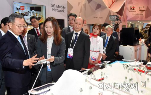 [포토]MWC2017, KT부스 둘러보는 황창규 회장 - 아시아경제