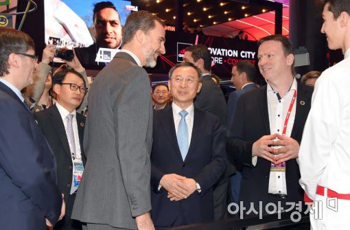 [포토]MWC2017, KT 전시장 둘러보는 펠리페 6세 스페인국왕 - 아시아경제