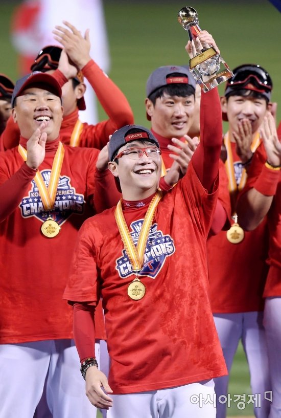 [KIA V11]'한국시리즈 MVP' 양현종 "꿈을 꾼 듯한 시즌"(종합) - 아시아경제
