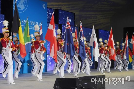 [포토]6·25전쟁 유엔군 참전국 국기 입장 - 아시아경제