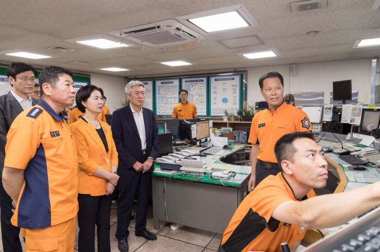 [포토]김수영 양천구청장 양천소방소 직원 격려 - 아시아경제