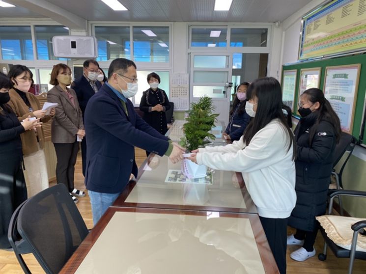 Muan-gun Conducts 'Thank You Yo, Appreciate You Yo Project' with 54 ...