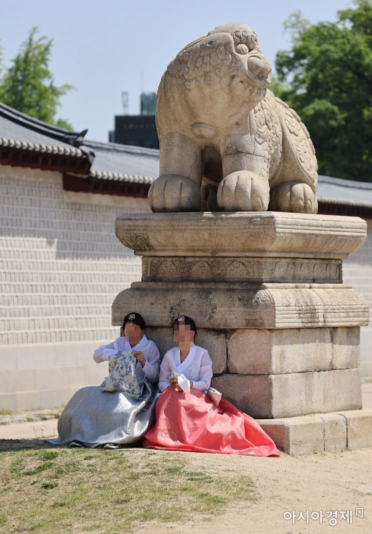[포토] 해태상 아래서 태양 피하기 아시아경제