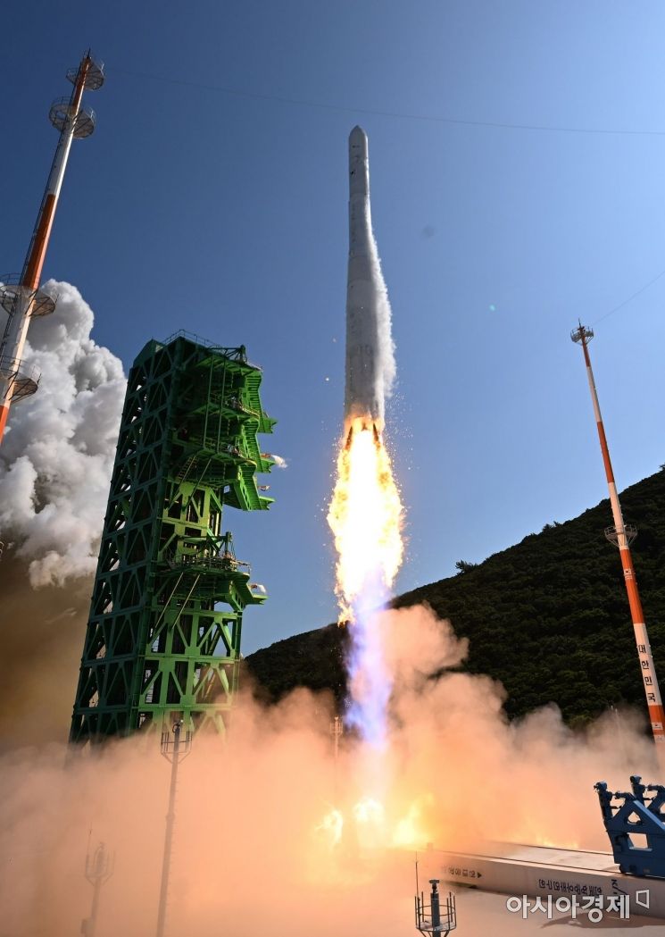 “역사적 순간, 뿌듯하고 감격” 누리호 성공에 관람객 환호와 탄성[누리호 성공] - 아시아경제