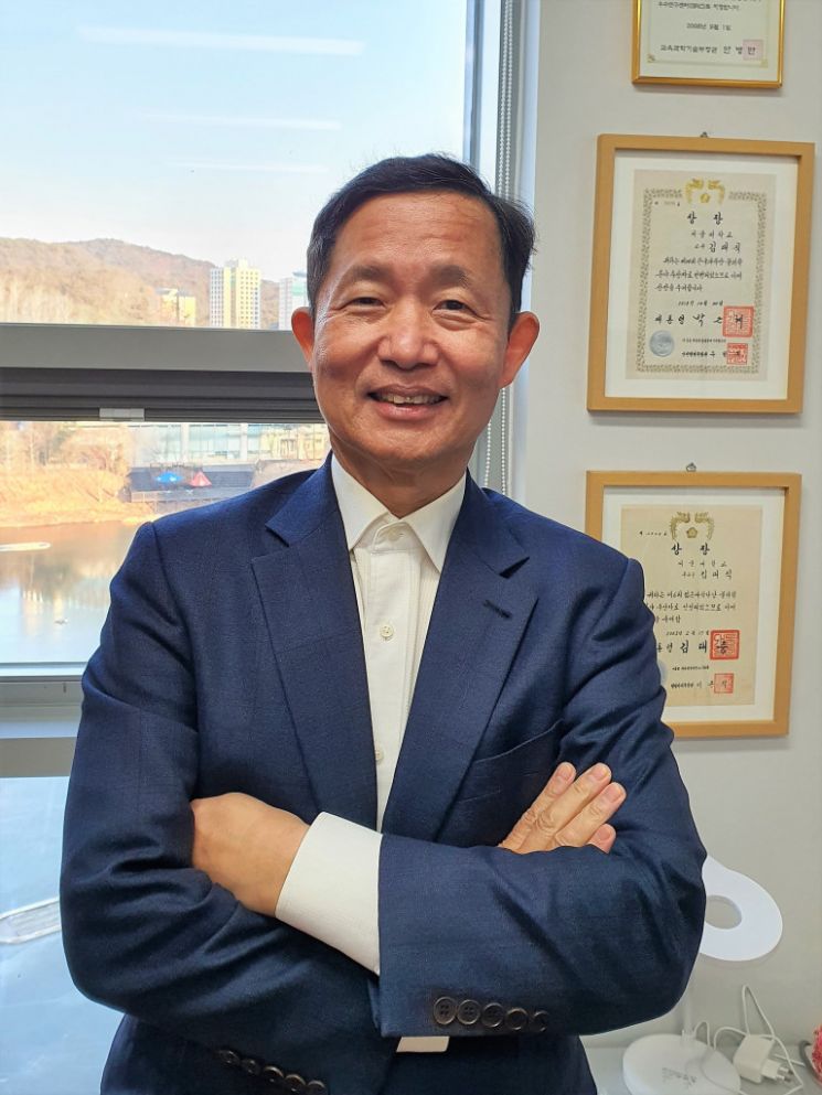 UNIST, 6G 통신용 테라헤르츠파 통과하는 새로운 메타표면 개발! - 아시아경제