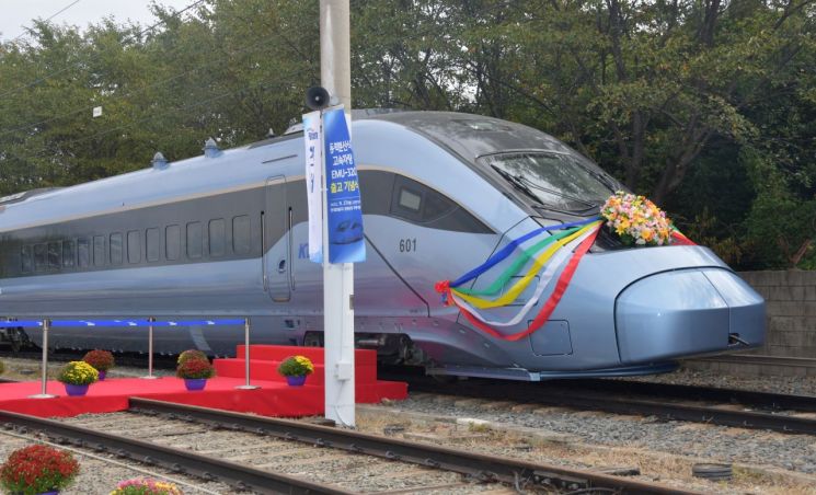 국내 최고 시속 320㎞급 … 현대로템, ‘EMU-320’ 고속열차 첫 출고 - 아시아경제