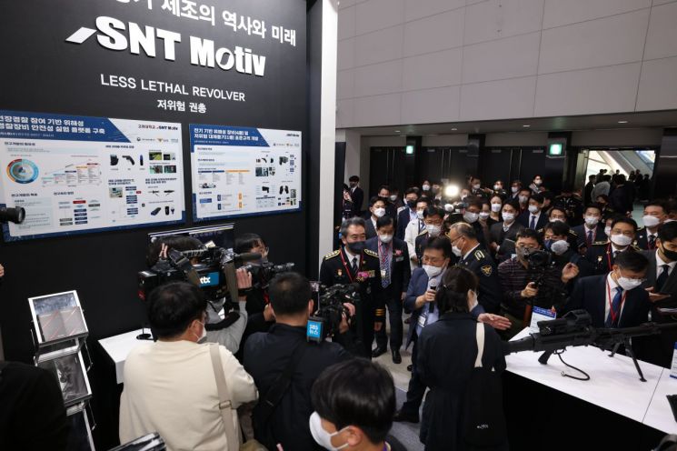 살상 피하면서 범인 잡는 권총 나왔다 … SNT모티브, 국제치안산업대전서 신형 화기들 선보여 - 아시아경제