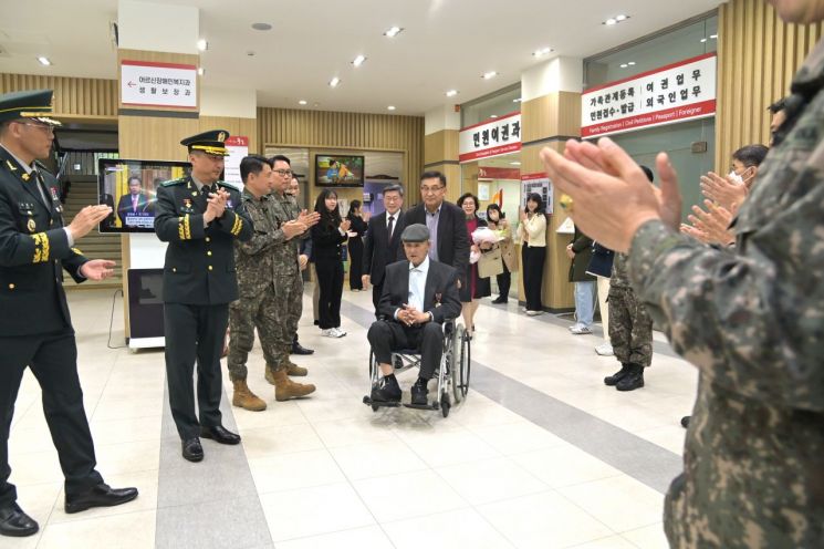 71년 만에 6.25참전 생존 용사에 화랑무공훈장 수여 - 아시아경제