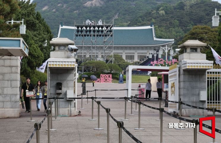 "Back to the Presidential Office?"... Surge in Cheongwadae Visitors ...