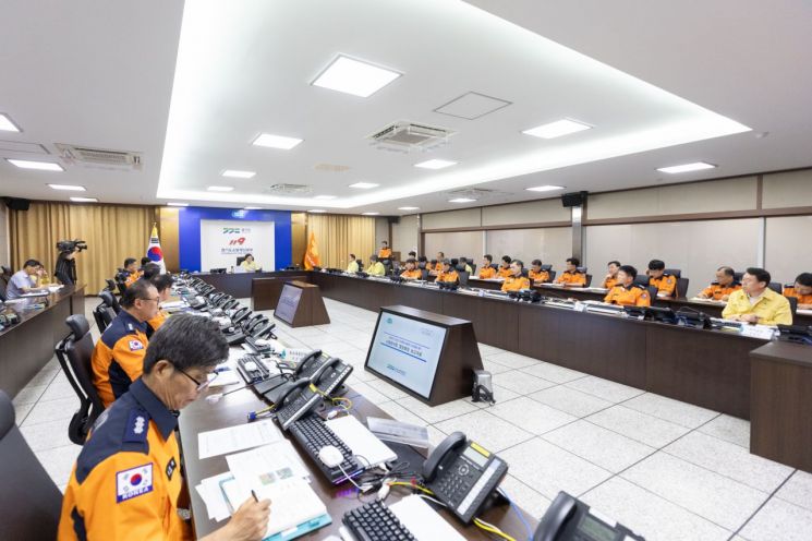 Kim Dong-yeon Visits Gyeonggi Fire Department on 1st Anniversary of ...