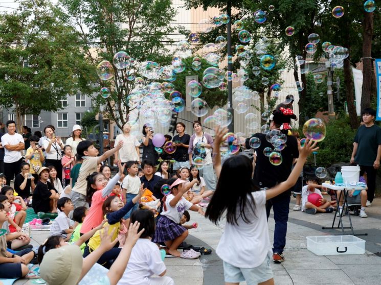 "Enjoy Magic and Bubble Shows in the Park~"... Gangseo Children's ...