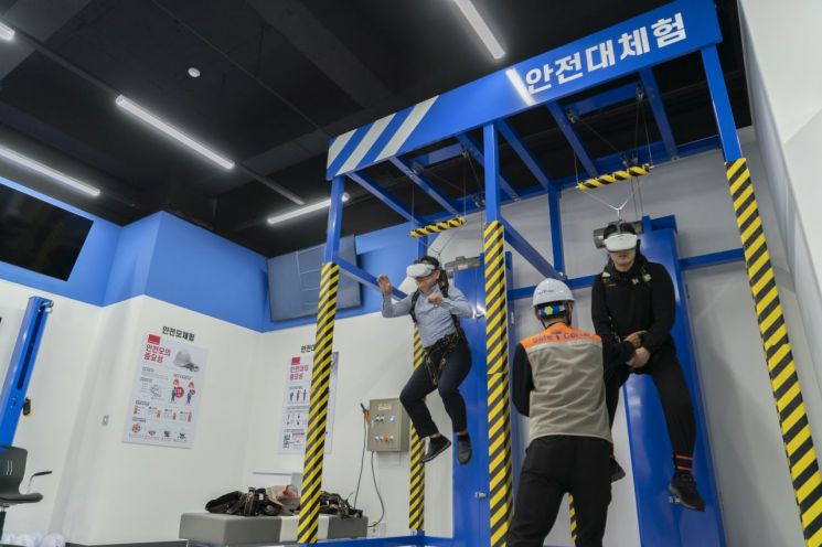 [르포]VR로 30층서 추락체험…SKT 안전체험교육관 - 아시아경제