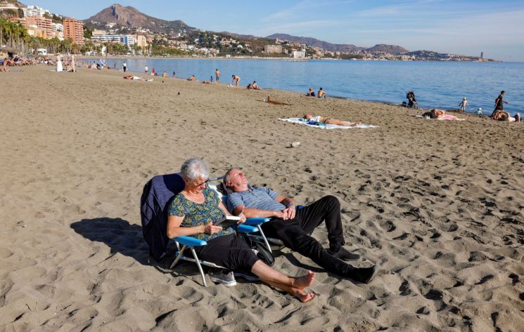 Ski Resort Visits Drop, Beaches Crowded... Spain Nears 30-Degree ...