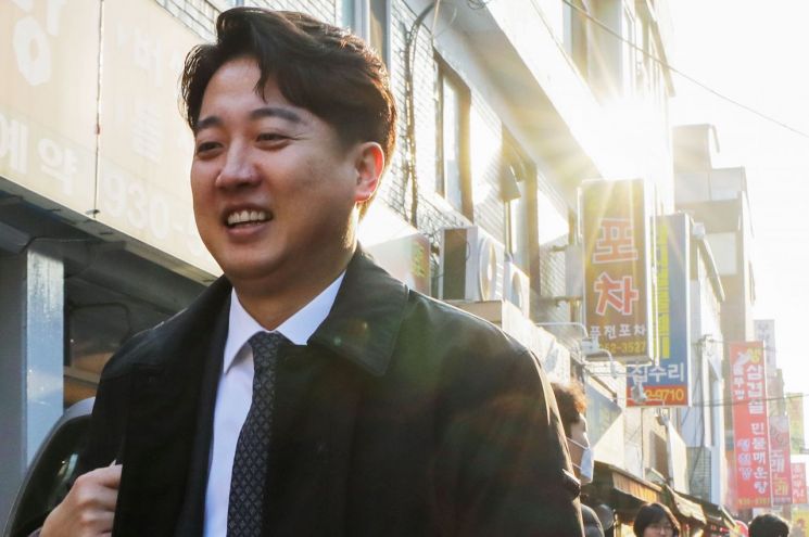"Could Become a Political Orphan" Lee Jun-seok's Party Resignation Met ...