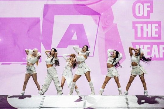 JYP신예 VCHA, 트와이스 월드투어서 '글로벌 눈도장' - 아시아경제