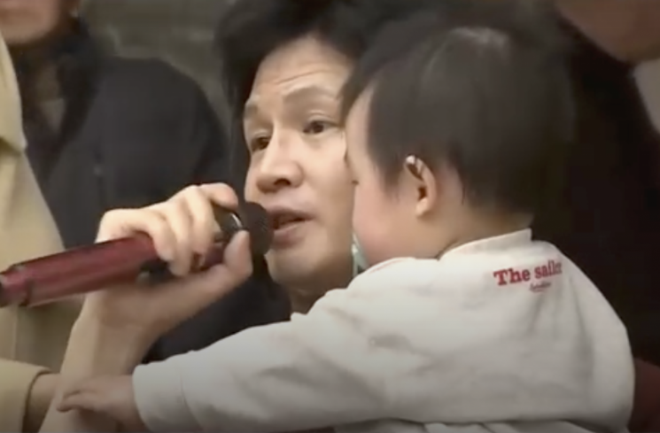 '뜻밖의 맨 얼굴' 한동훈, 9개월 아이가 안경 벗기자 한 행동 - Kollo