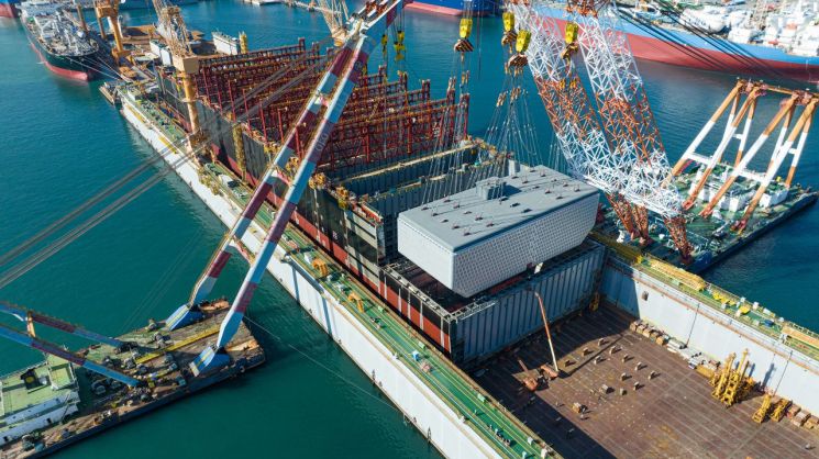 Hanwha Ocean Delivers Ultra-Large Container Ship to Germany... Equipped ...