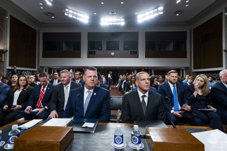 FBI "트럼프 귀, 의심 여지 없이 총알 맞아...총격범 추정 SNS 발견" - 아시아경제