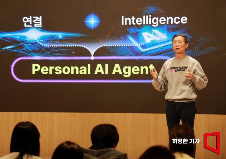 [포토] LG유플러스 AX컴퍼니 성장계획 발표하는 황현식 대표 - 아시아경제