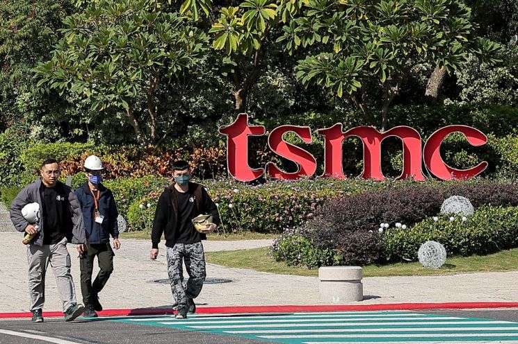 "TSMC 3나노 공정, 양산 5분기 만에 완전 가동률 달성" - 아시아경제