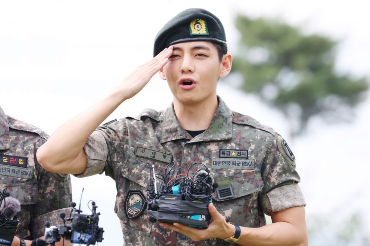 하루 평균 8500통…BTS 뷔, 위문편지 467만통 '역대 최다' - 아시아경제