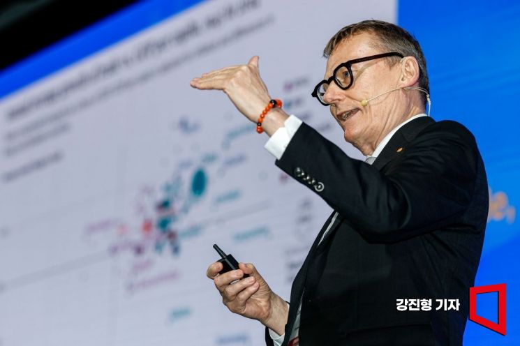 [Photo] Nobel Laureate in Economics James Robinson Delivers Keynote ...