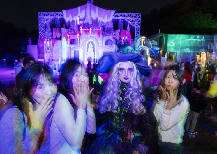 The Wizard of Oz, K-Pop Demon Hunters, and Memory Carnival... Everland Transforms into a Hot ...