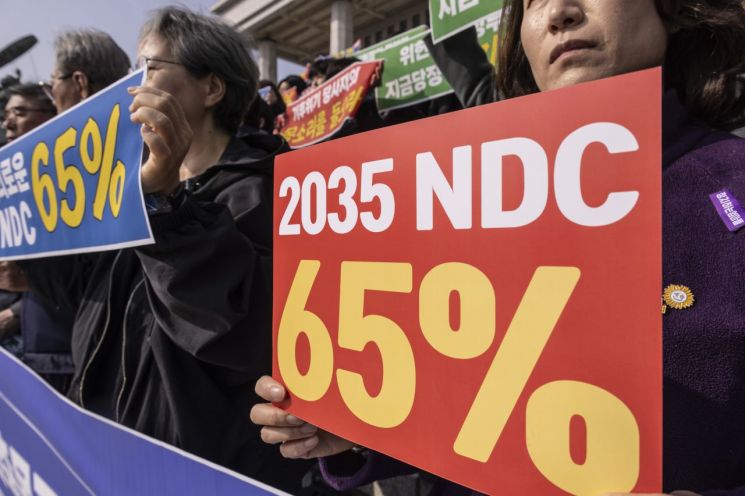 2035 NDC '53∼61% 감축' 전망…정부안 대비 소폭 상향 - 아시아경제