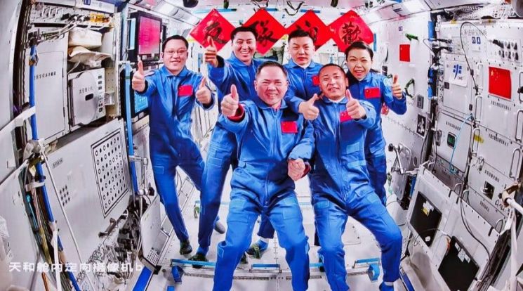 China to Conduct 'Human Body Experiment' in Space... Astronauts to Stay ...