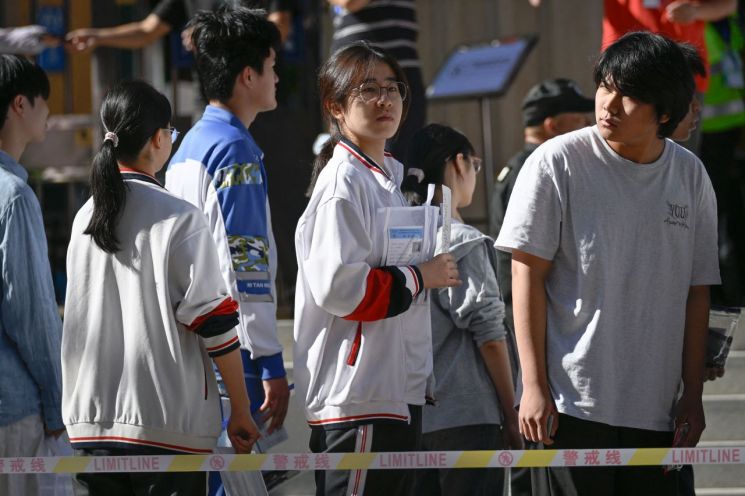 "Good Luck on the Entrance Exam"...Cheering by Qipao-Clad Robots in ...