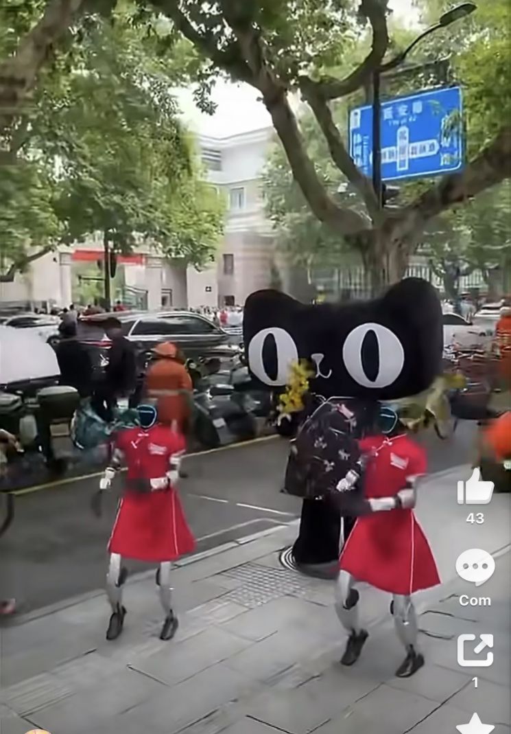 "Good Luck on the Entrance Exam"...Cheering by Qipao-Clad Robots in ...