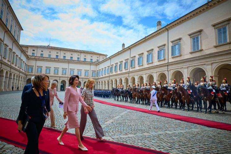 First Lady Kim Hye-kyung Meets with Italian President's Daughter for ...